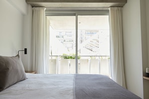 Roupa de alta qualidade, edredões de penas, cofre no quarto 