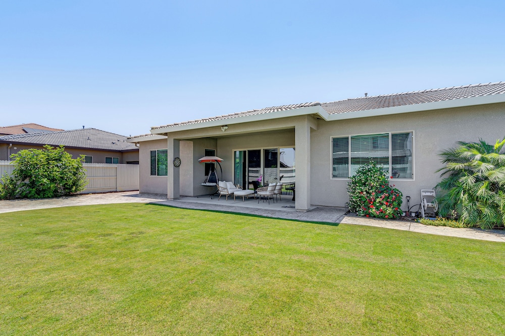 Beautiful Bakersfield Home ~ 8 Mi To Downtown! - Bakersfield, CA