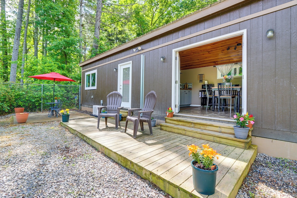 Cozy + Convenient Blairsville Cabin W/ Deck! - Young Harris, GA