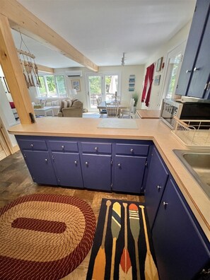 Villa, 3 quartos | Cozinha privada | Um frigorífico, um forno, uma cafeteira/bule, uma torradeira 