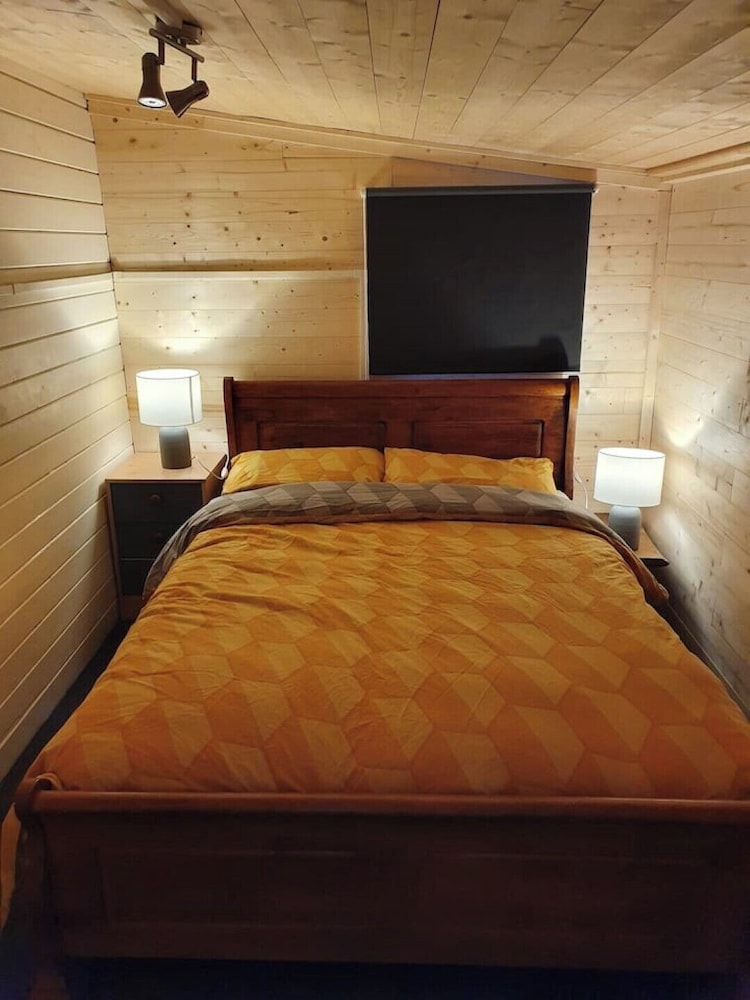 The Cabin, Very Quiet Location - Cotswolds