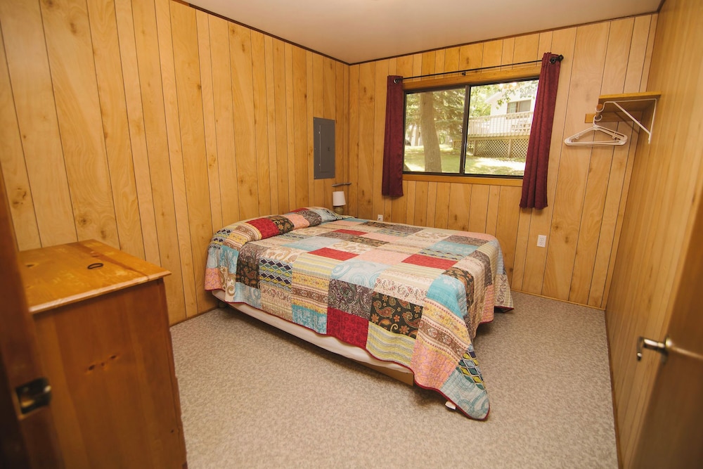 Lazy Days, a 3BR lakefront cabin on the Horseshoe Chain of Lakes in ...
