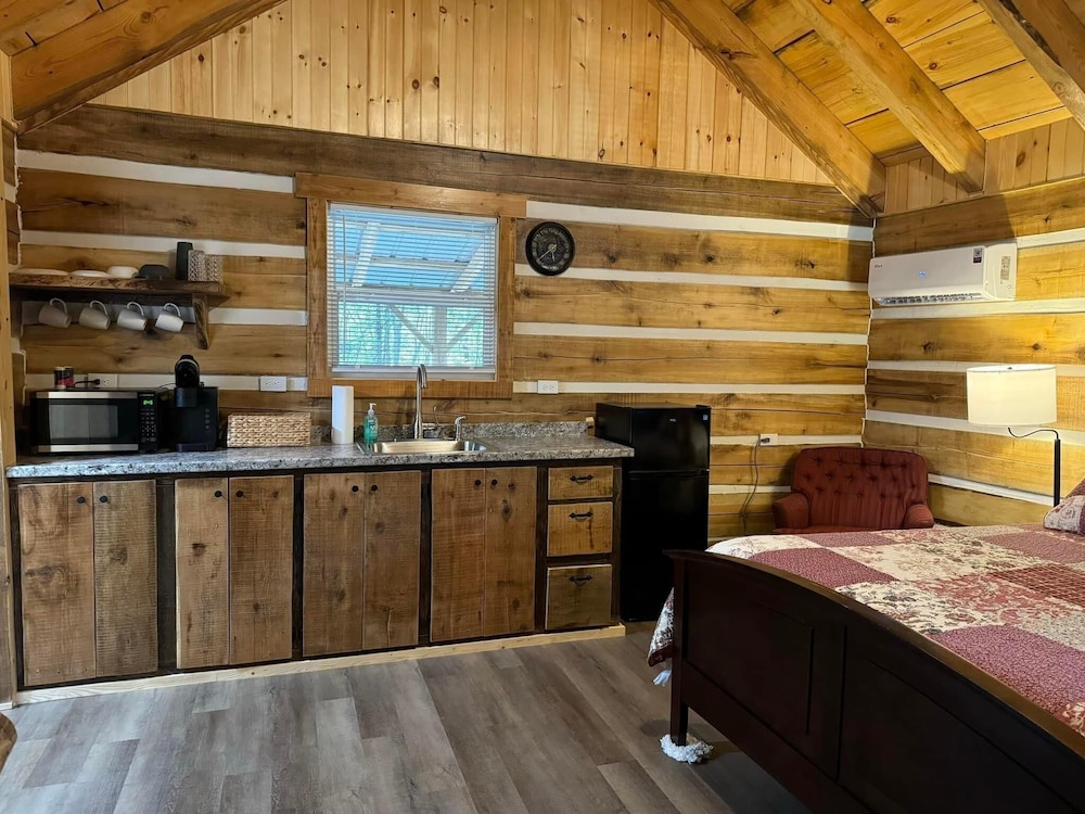 “The Fox Den” WhittleSticks Cabin in Lancing - Lancing | Vrbo