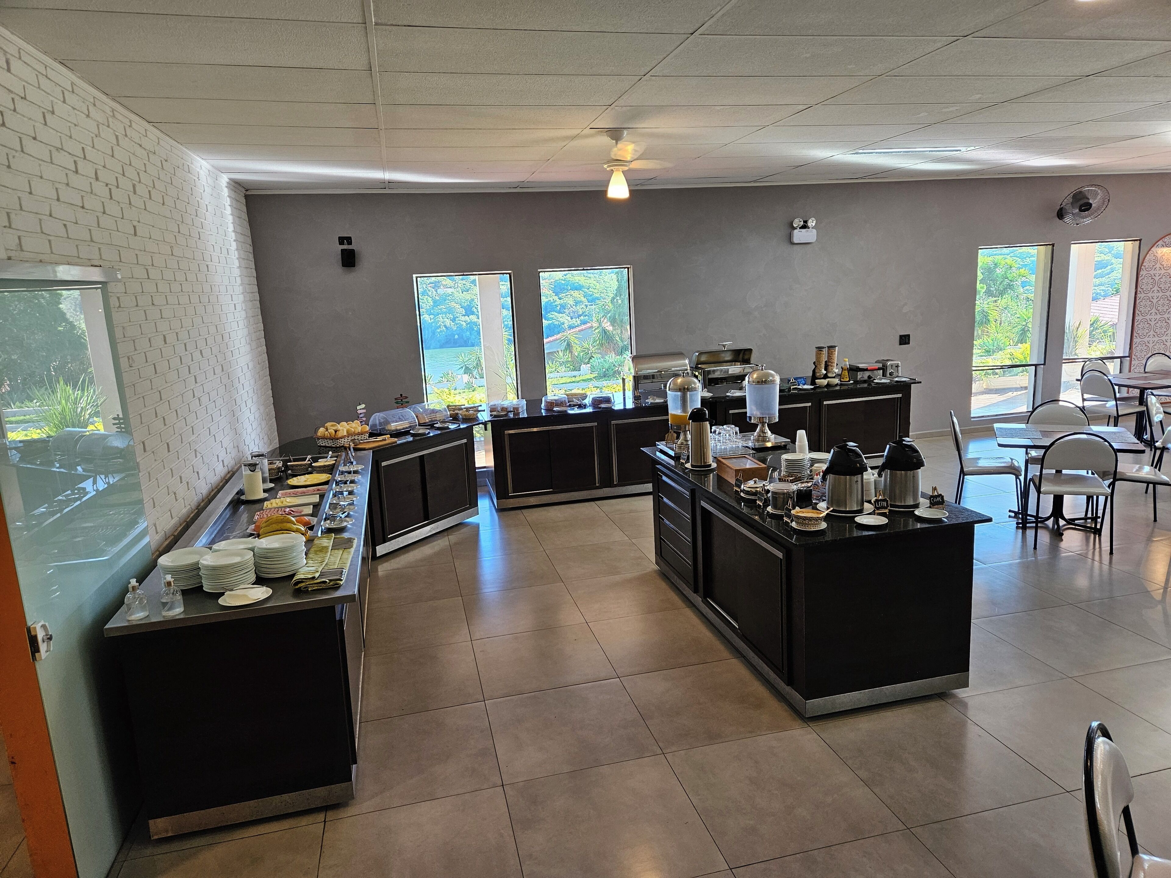 Serviço de almoço e jantar, vistas para a piscina 