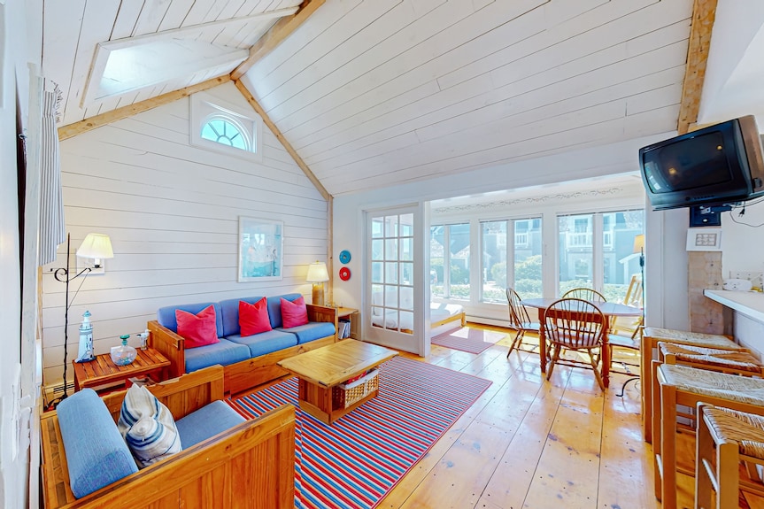 Charming Seaside Cottage Central To The Beach And New Seabury Resort Community - Martha's Vineyard, MA