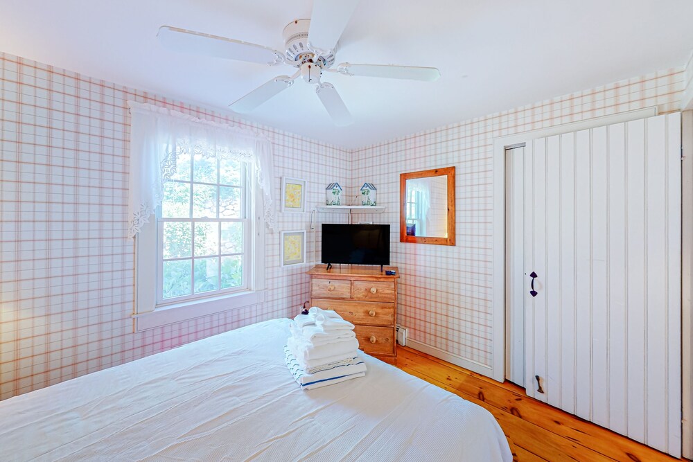 Charming Seaside Cottage Central To The Beach And New Seabury Resort Community - Mashpee, MA