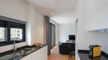 Apartamento Básico, varanda | Cozinha privada | Um frigorífico, um micro-ondas, um forno, uma placa de cozinha