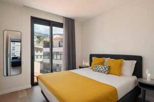 Apartamento Básico, varanda | 4 quartos, secretária, secretária adequada para computadores portáteis 