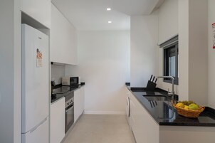 Apartamento Básico, 1 cama queen-size e sofá-cama | Cozinha privada | Um frigorífico, um micro-ondas, um forno, uma placa de cozinha 