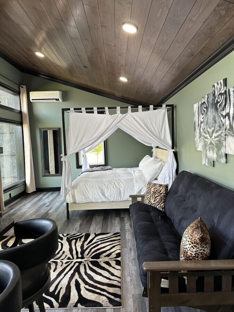 Big Cat Bungalows at The Haven - Tiger 1 - Town of Sullivan | Vrbo