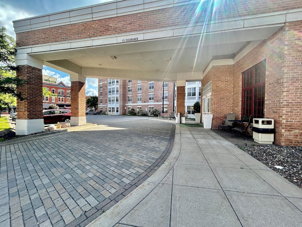 Pearl Street Hotel & Suites - La Crosse