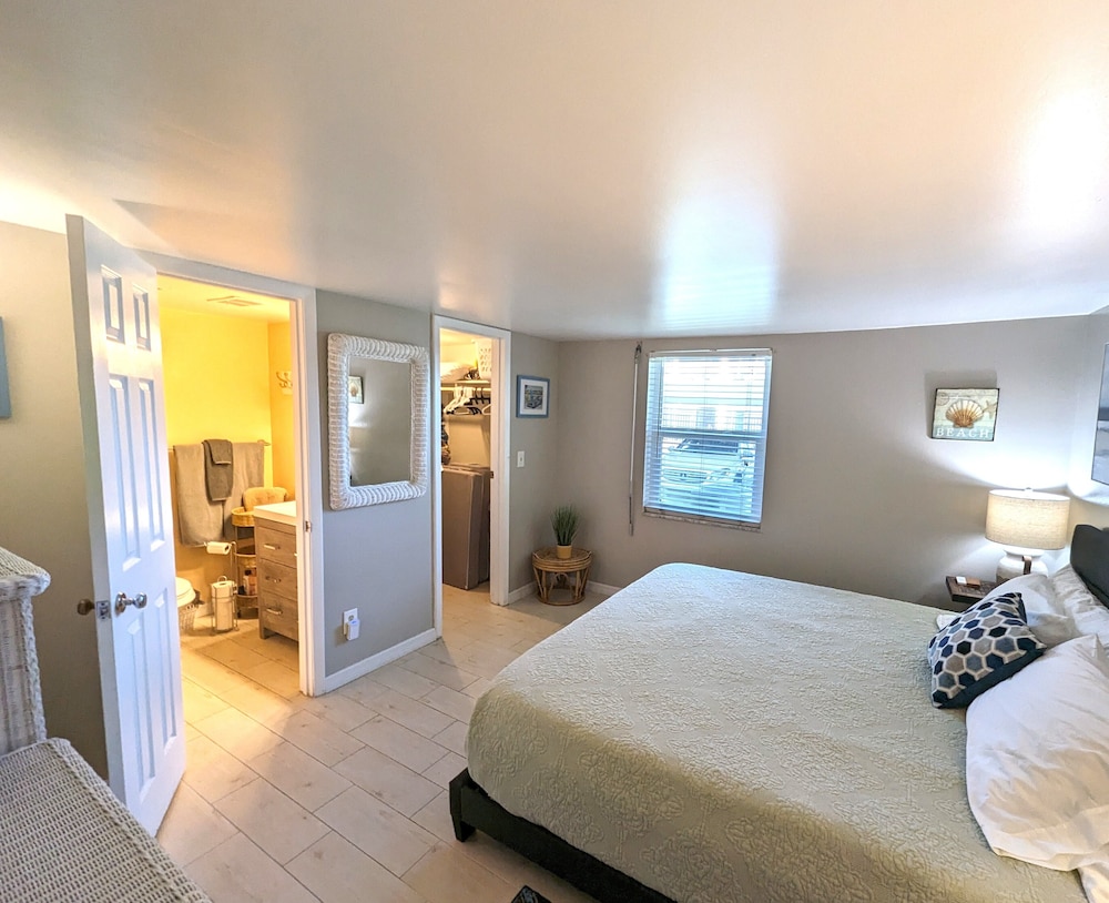 Affordable One Br Main Floor Condo Right On The Beach W/ King Bed & Heated Pool! - Cocoa Beach, FL