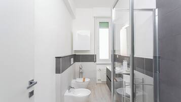 Apartamento, varanda | Casa de banho | Um bidé