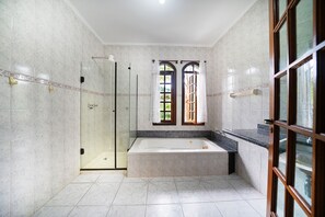 Suite Superior, vista para o jardim | Casa de banho | Artigos de higiene pessoal grátis, toalhas fornecidas, sabão, champô 