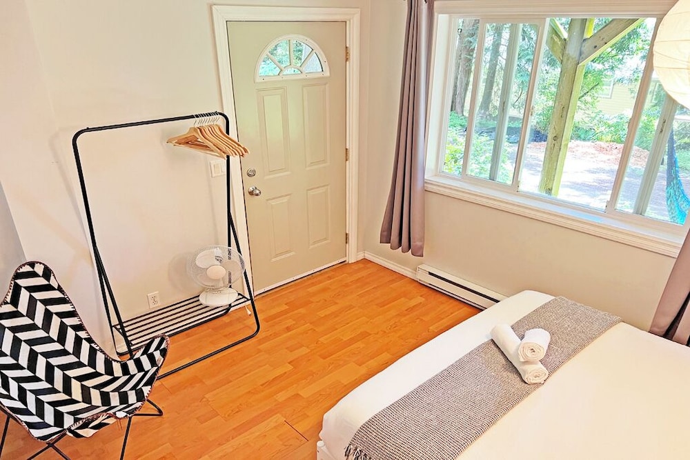 Getaway Cottage In Roberts Creek: Relax By The Beach & Forest, Art Studios... - Roberts Creek