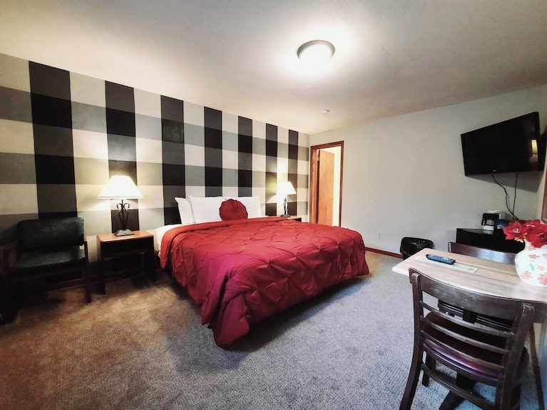 Dog Friendly Main Level King Room Inside The Lodge At North Ironwood Acres Resort. - Michigan