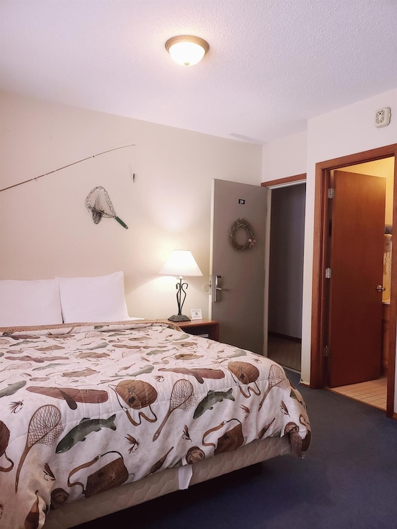 A Fun Fishing Themed Private Guestroom For Up To 5 Inside The Lodge At North Ironwood Acres Resort. Two Bathrooms! Dog Friendly!!. - Michigan