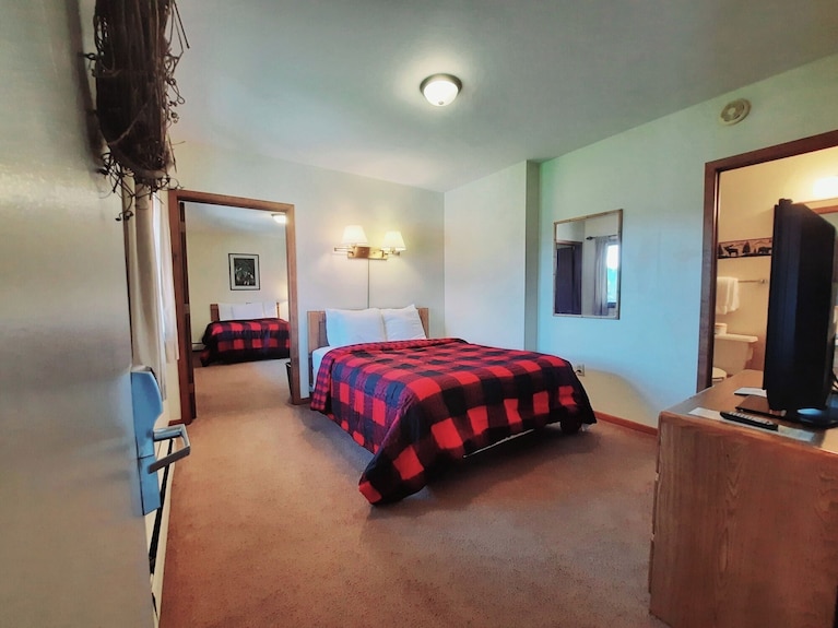 Private Family Style, Corner Room In Our Lodge At North Ironwood Acres Resort Offering A Sunrise View. 3 Beds. 2 Bathrooms. Dog Friendly! - Michigan