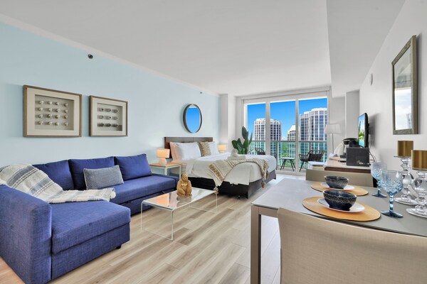 Beautiful Blue Gold Studio Ocean View - Miami, FL