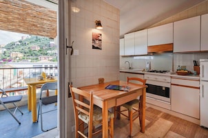 Apartamento | Cozinha privada | Cafeteira/chaleira, geladeira, fogão, cooktop