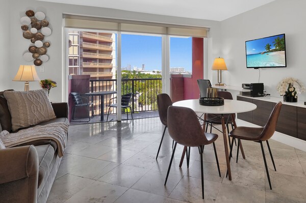 Modern Bay View With Free Parking - Miami, FL
