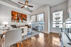 Apartamento superluxo, 1 quarto | Sala de estar | TV de tela plana 42 polegadas com canais a cabo