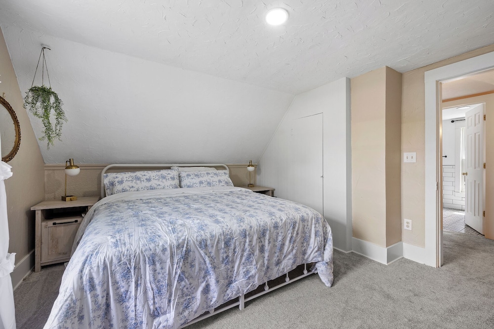 New Updated Farmhouse In Custer - 2 Blocks From Main Street! - Custer, SD