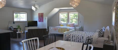 Quarto casal clássico, 2 camas Queen, vista para a montanha | Wi-Fi de cortesia, roupa de cama