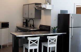 Quarto Clássico com Cama de Casal, 2 camas queen-size, vista para a montanha | Cozinha privada | Um frigorífico/congelador grande, um micro-ondas, um forno 