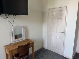 Quarto Duplo Deluxe, casa de banho anexa, vista para o jardim | Ferro/tábua de engomar, Wi-fi grátis