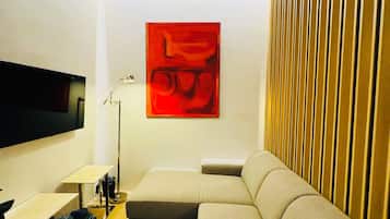 Loft Deluxe, Vista para a cidade | Sala de estar | Smart TV de 55 polegadas com canais digitais