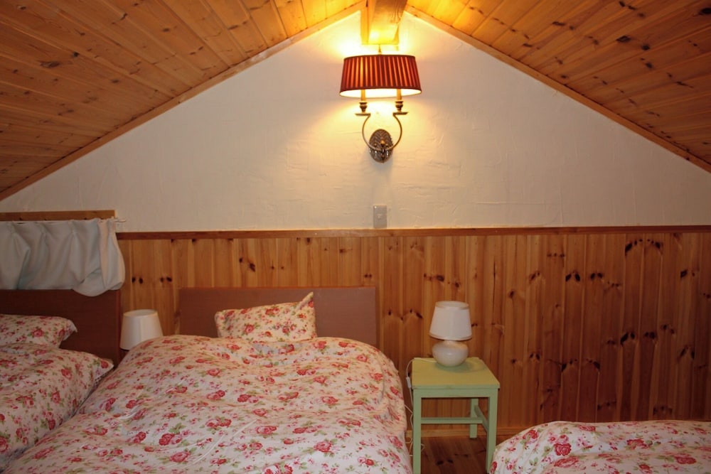 Wild Strawberry Hollyhock For 2 Buildings / Ito Shizuoka -
