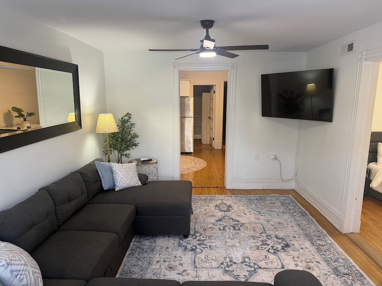 Explore Chicago: Stylish 2br, 1 Block To El Train & Close To Wrigley - Chicago