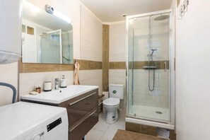 Apartamento Deluxe | Casa de banho | Um secador de cabelo, papel higiénico 