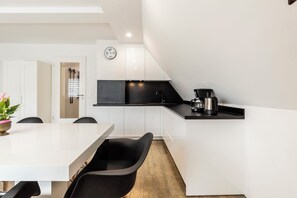 Apartamento luxo, vista para a montanha | Cozinha privada | Geladeira, cooktop, cadeirão de bebê