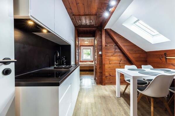 Apartamento conforto | Cozinha privada | Geladeira, cooktop, cadeirão de bebê