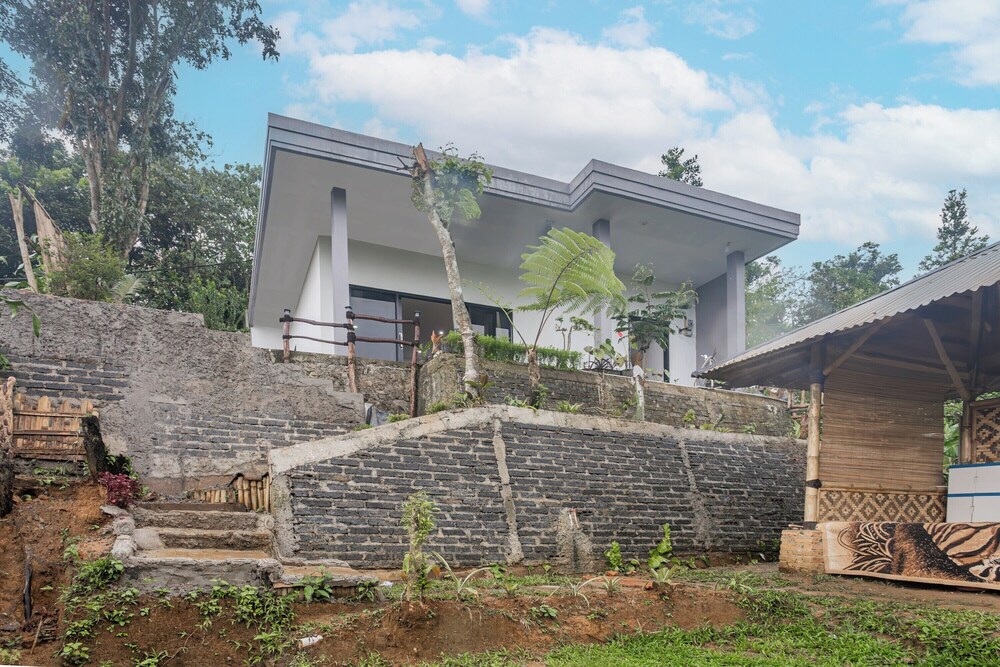 Oyo 94049 Pondok Accilia - Cisarua