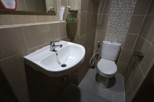 Quarto casal econômico | Banheiro | Toalhas de banho, sabonete