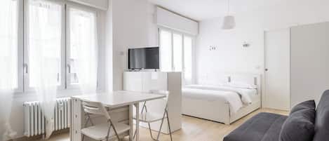 Apartamento | Área de estar | TV de tela plana 35 polegadas com canais digitais