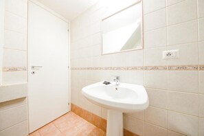 Apartamento | Casa de banho | Um polibã, um secador de cabelo, toalhas fornecidas, sabão 