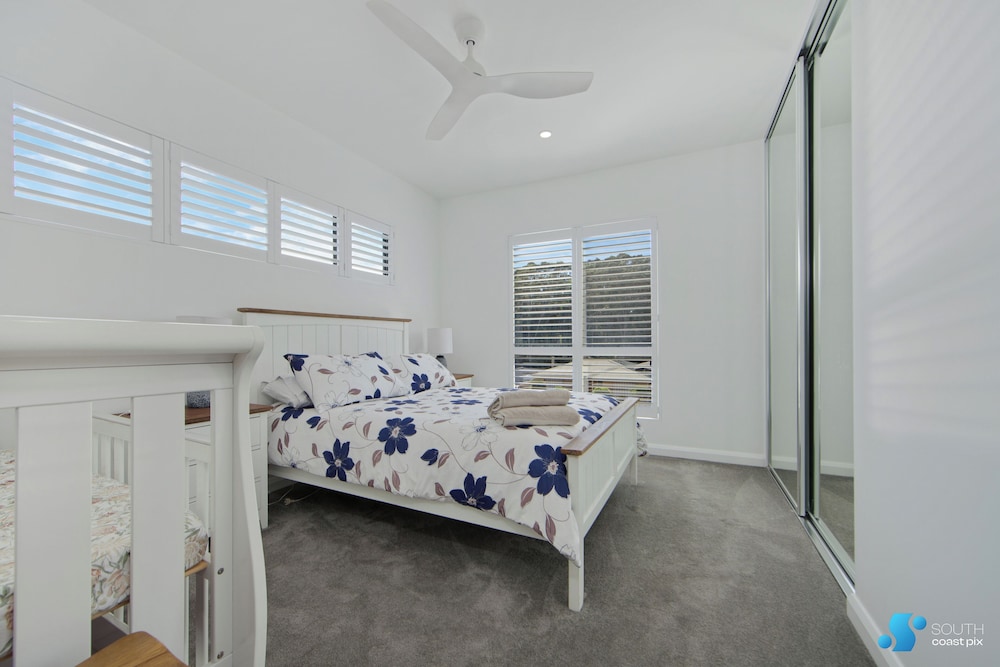 Spacious Coastal Retreat - Easy Access - Moruya