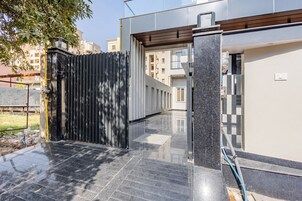 Quarto casal luxo, vista para a cidade | Área de estar | TV