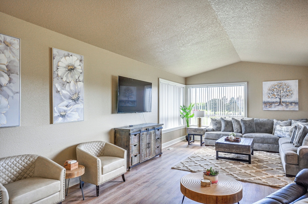 Portland Area Group Getaway: Hot Tub & Views! - Beaverton, OR