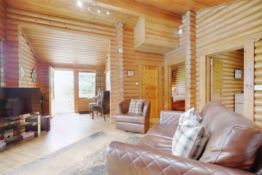 Tamarisk - 5 Star - Pet Friendly - Hot Tub - Scandinavian Log Cabin - Yorkshire