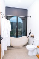 Villa, 2 quartos | Casa de banho | Uma combinação polibã/banheira, uma banheira de hidromassagem 
