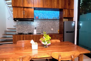 Villa Familiar, 2 quartos | Cozinha privada | Um frigorífico/congelador grande, um micro-ondas, uma placa de cozinha 