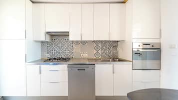 Apartamento, Vista para a cidade | Cozinha privada | Mesas de jantar