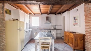 Condo | Cozinha privada | Geladeira grande, micro-ondas, fogão, cooktop