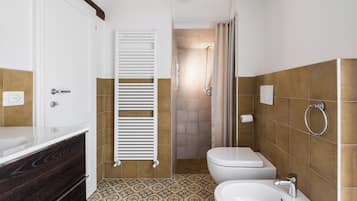 Condo | Banheiro | Chuveiro, secador de cabelo, bidê, toalhas de banho