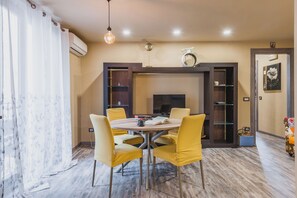 Apartamento, varanda | Sala de estar | Televisor de 35 polegadas com canais digitais